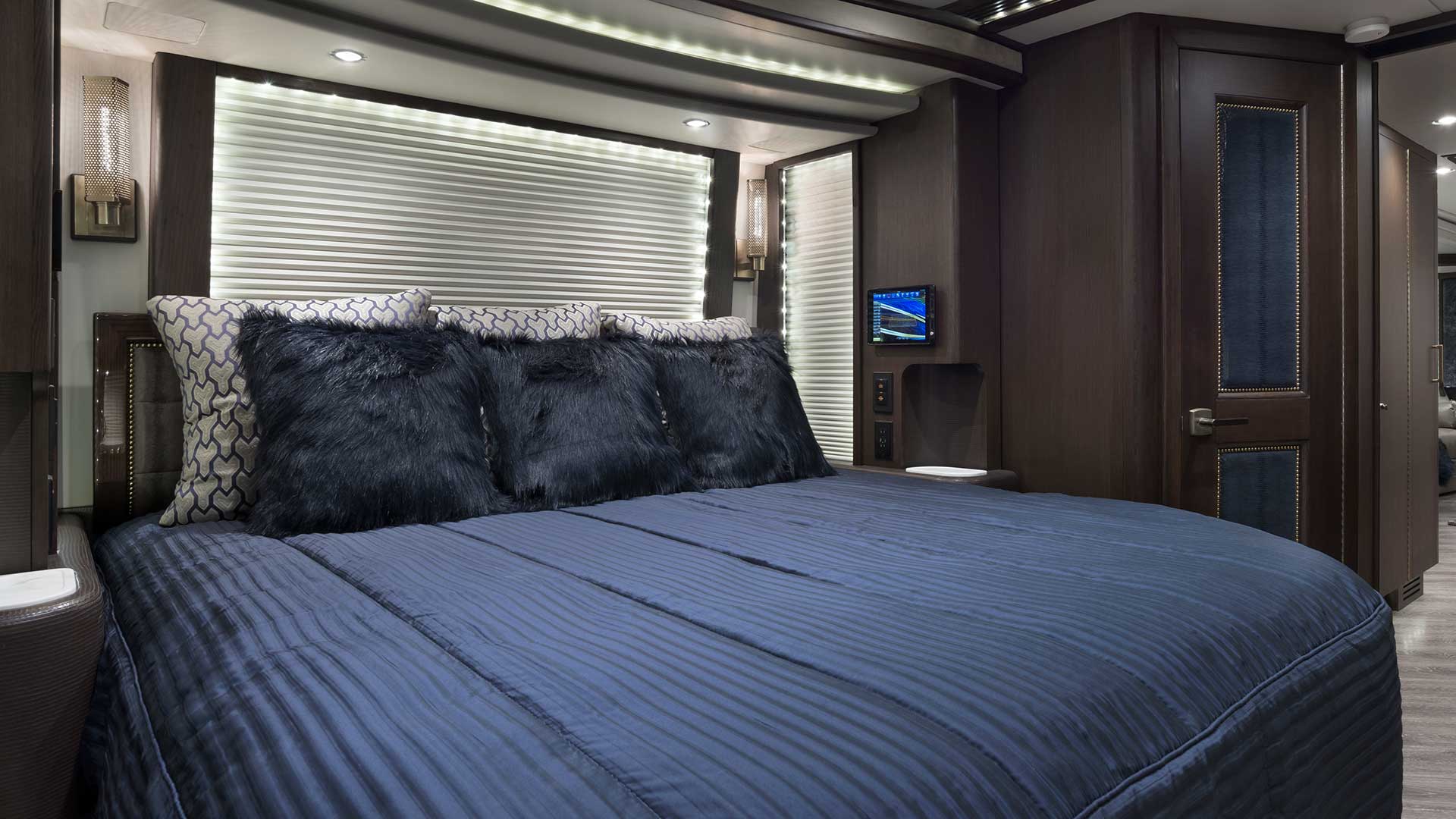 Liberty Coach #5444 - Prevost Plus